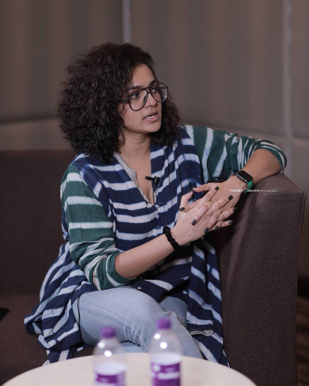 Exposing Hot Cleavage Photo Gallery Parvathy Thiruvothu Latest Hot